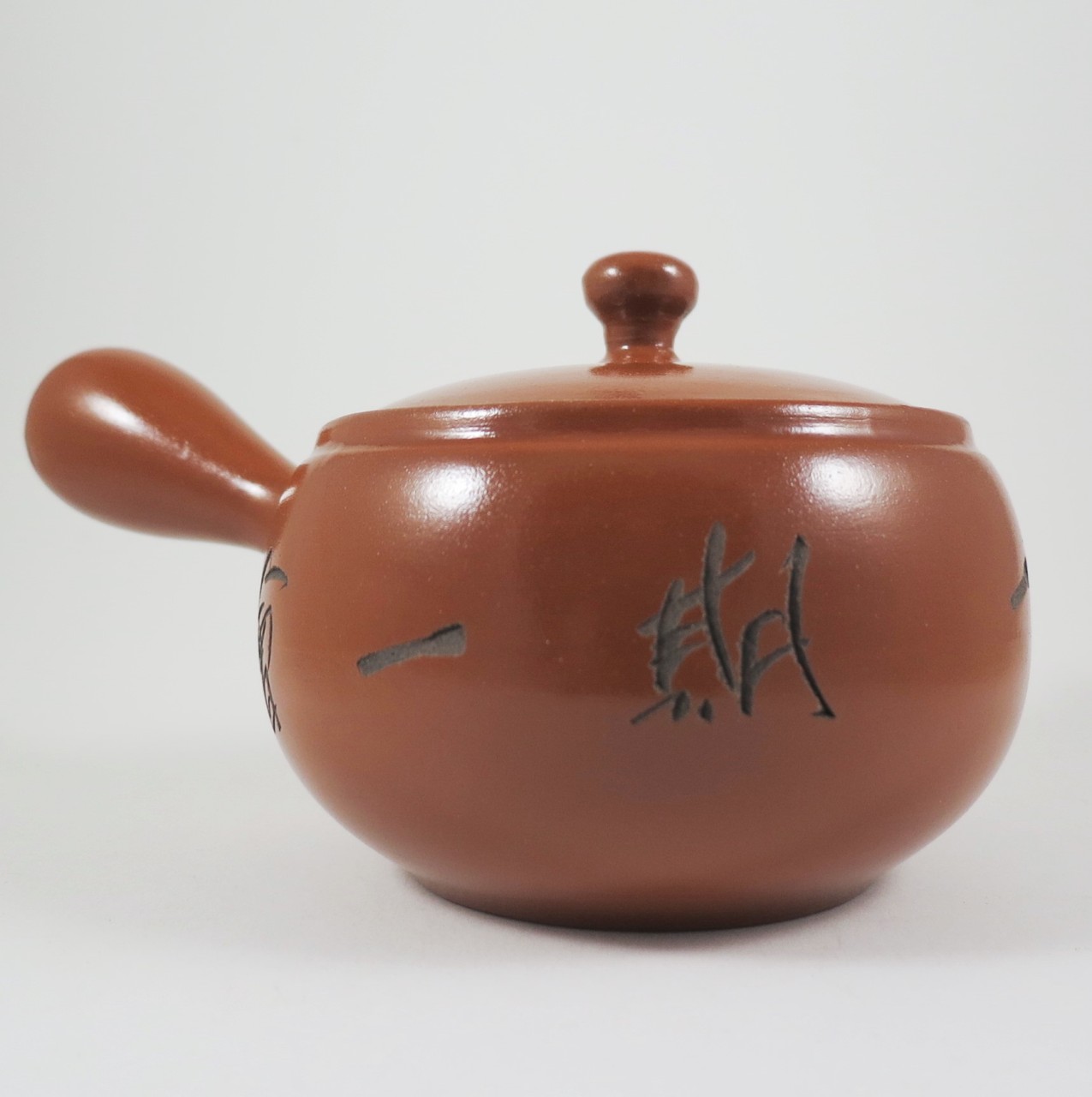 Kyusu mit Edelstahl Innensieb. Fest eingesetzt.